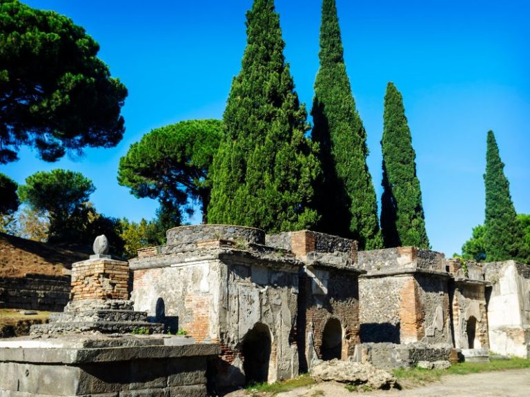 Tombs in Pompeii and Herculaneum: Ancient Secrets Buried in Time ...