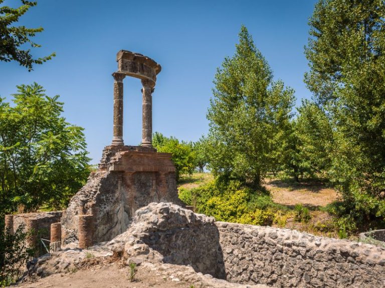 Tombs in Pompeii and Herculaneum: Ancient Secrets Buried in Time ...